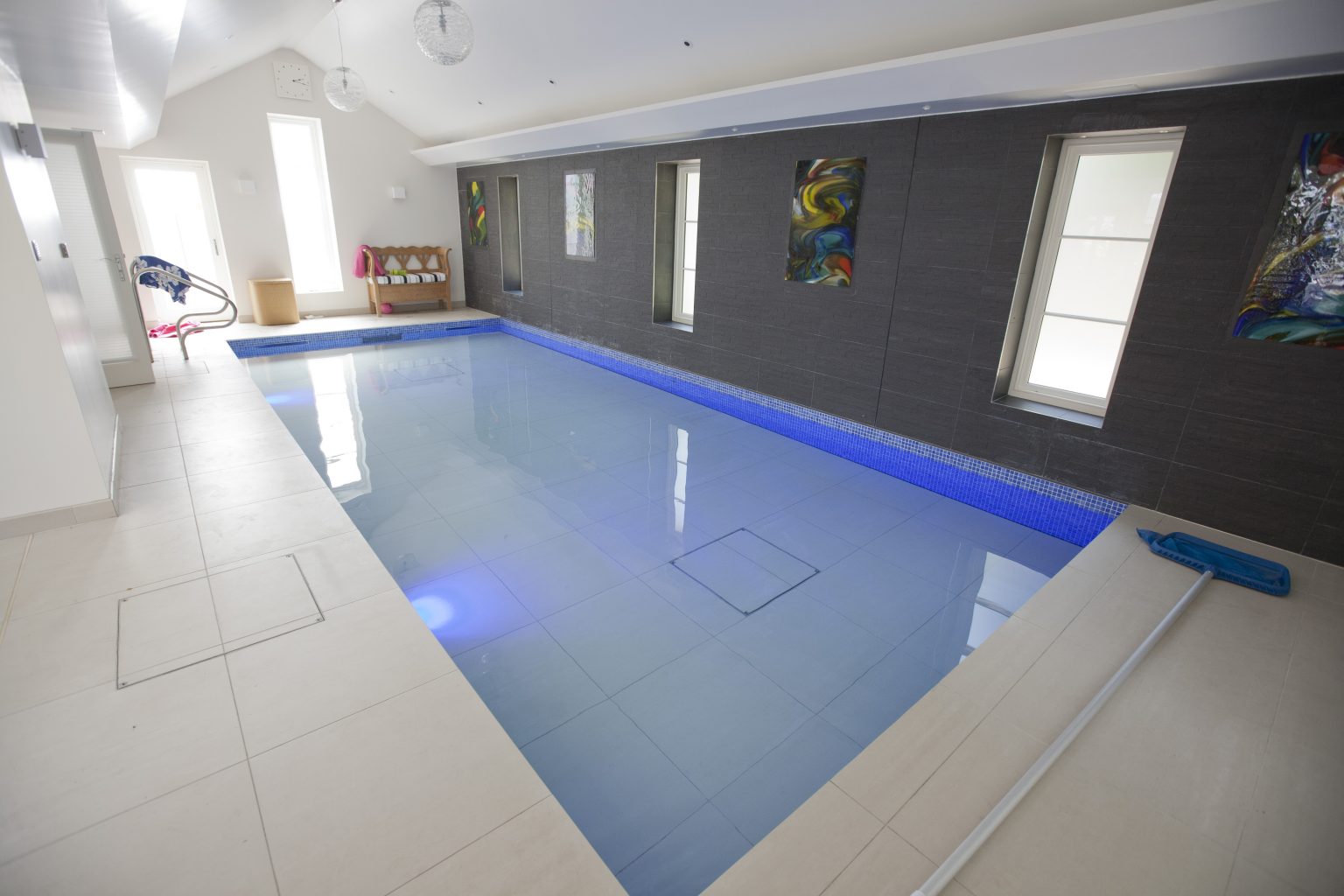 Moving floor pools